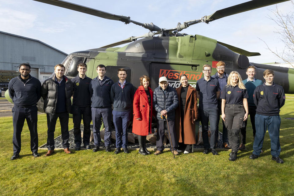 95-year-old former apprentice leads Leonardo trainees on a walk through ...
